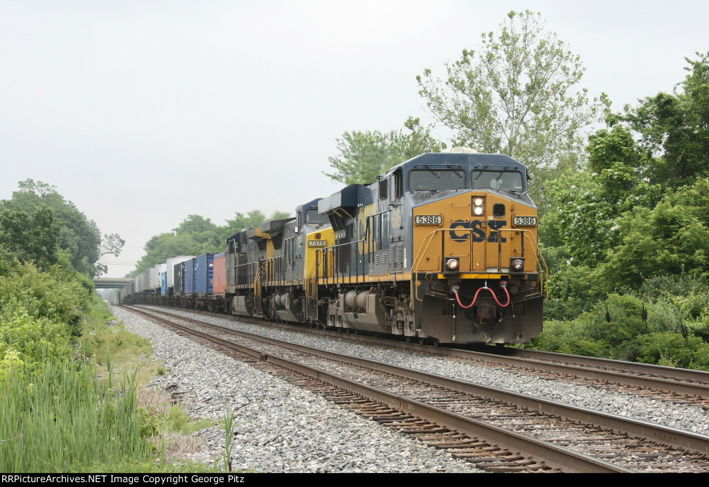 CSX 5386 and train Q031